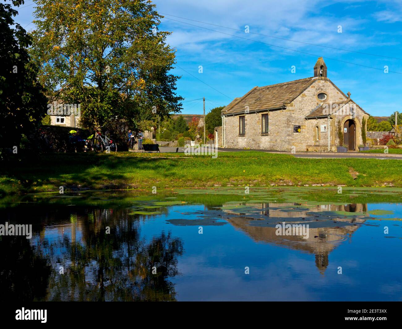 England village church pond hi-res stock photography and images - Alamy