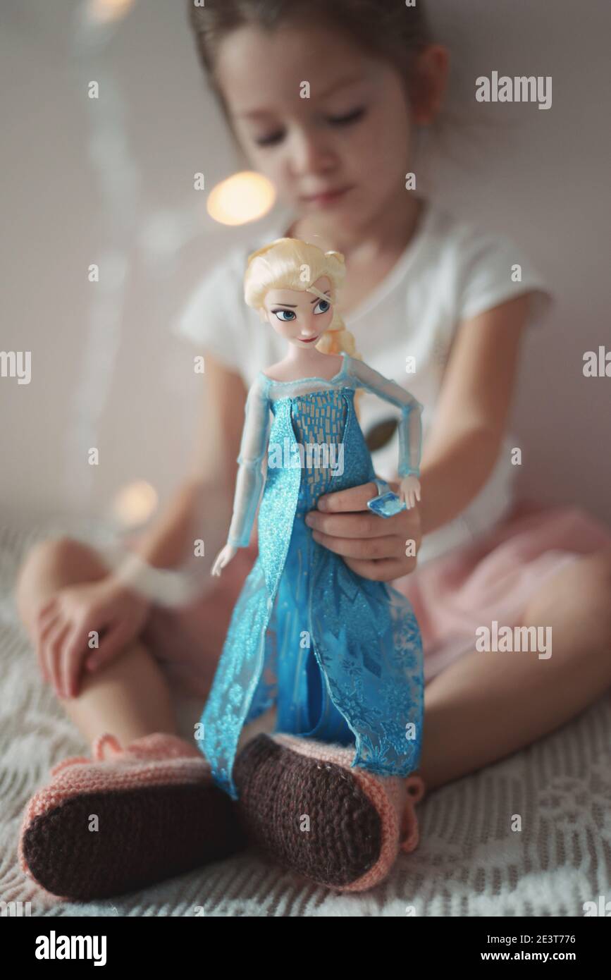 Frozen elsa hi-res stock photography and images - Alamy