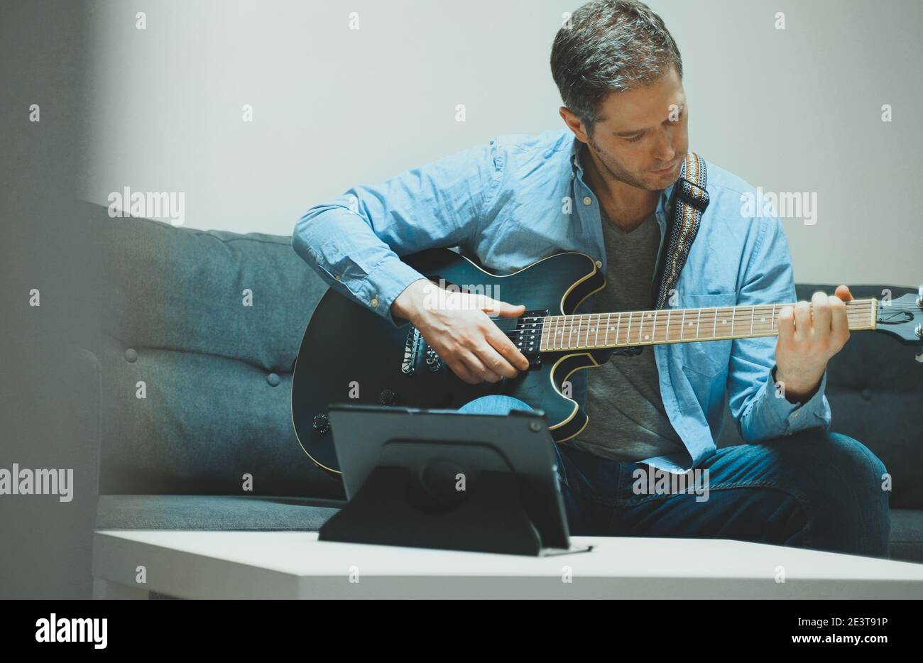 Guitar online course hi-res stock photography and images - Alamy