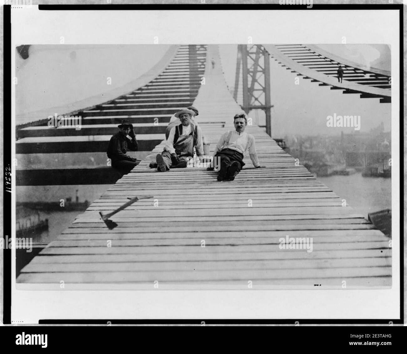 Manhattan Bridge footpath construction Stock Photo - Alamy