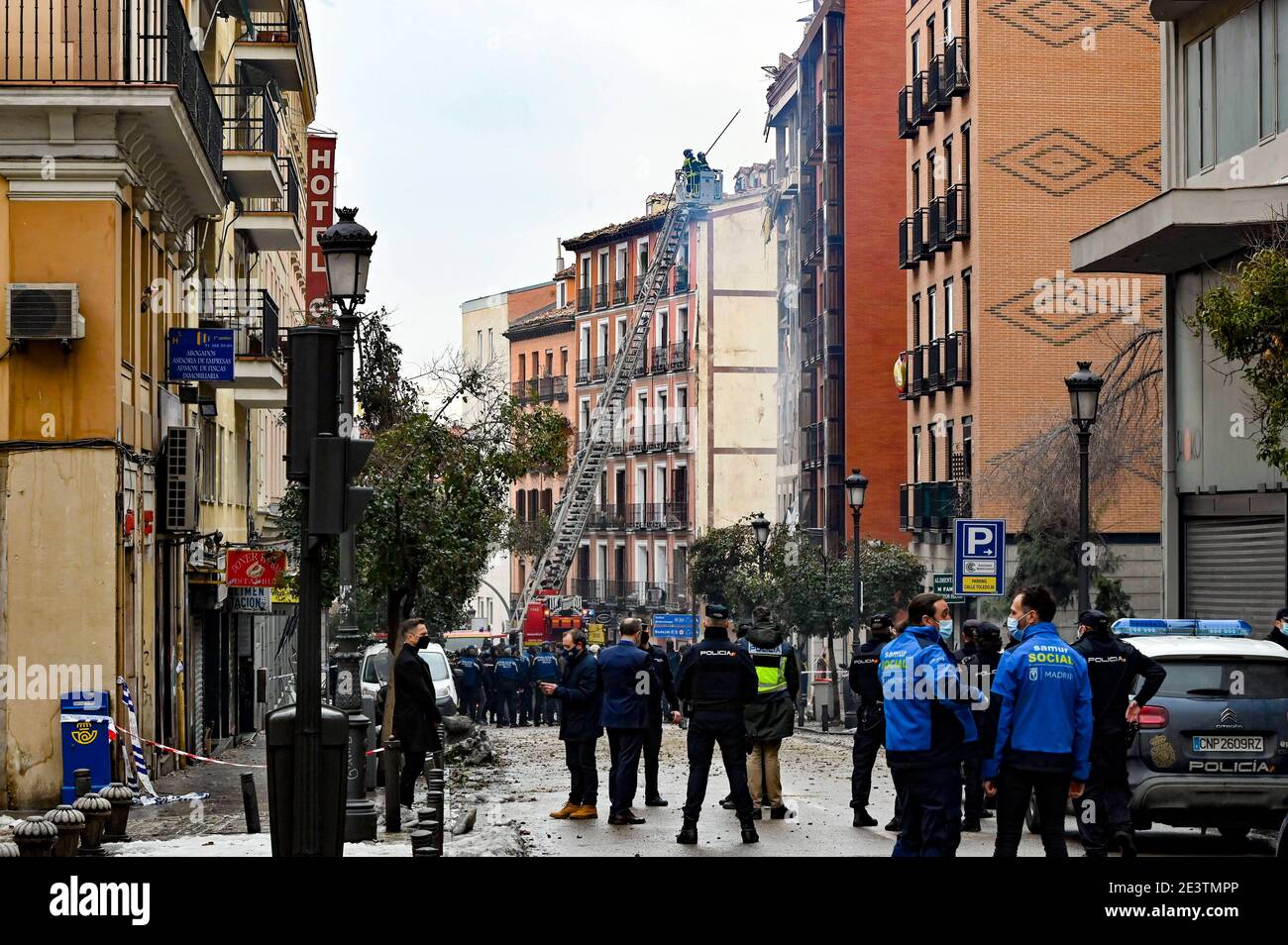 Madrid, Spain. 20th Jan, 2021. Enorme explosion de gas en un edificio ...