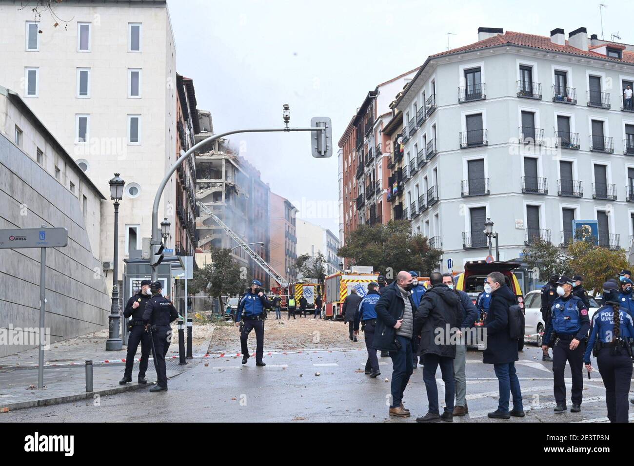 Madrid, Spain. 20th Jan, 2021. Enorme explosion de gas en un edificio ...
