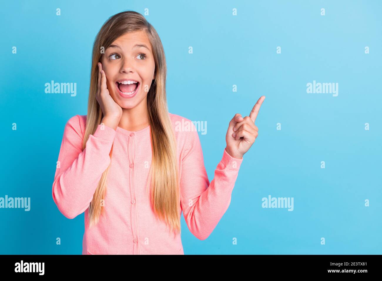 Photo portrait of screaming girl pointing finger at blank space ...