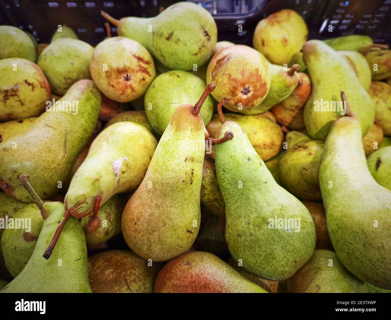 View to a shelf with pears in a supermarket Stock Photo - Alamy