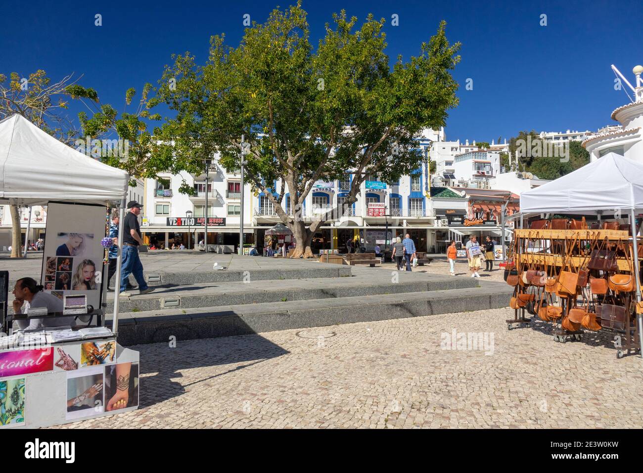 Shade tree hi-res stock photography and images - Alamy