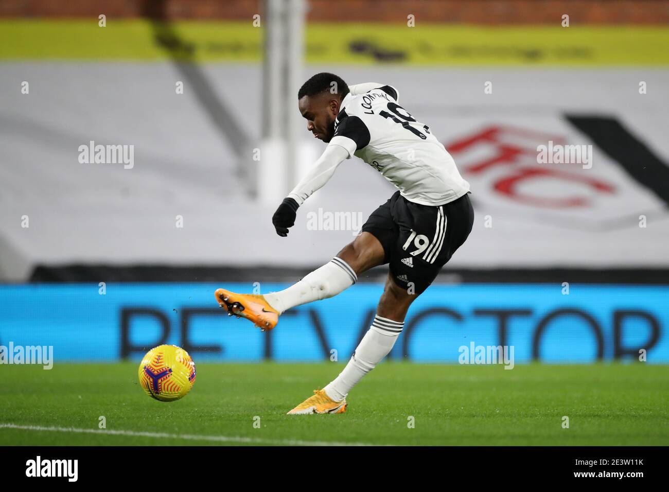 Fulhams ademola lookman scores hi-res stock photography and images - Alamy