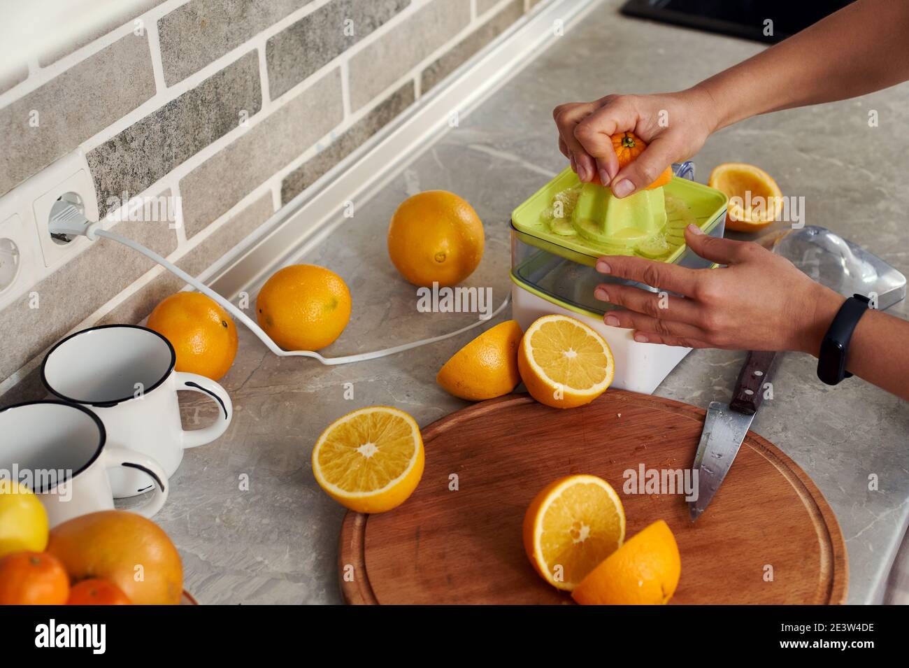 Squeezing orange juice pouring glass hi-res stock photography and images - Alamy