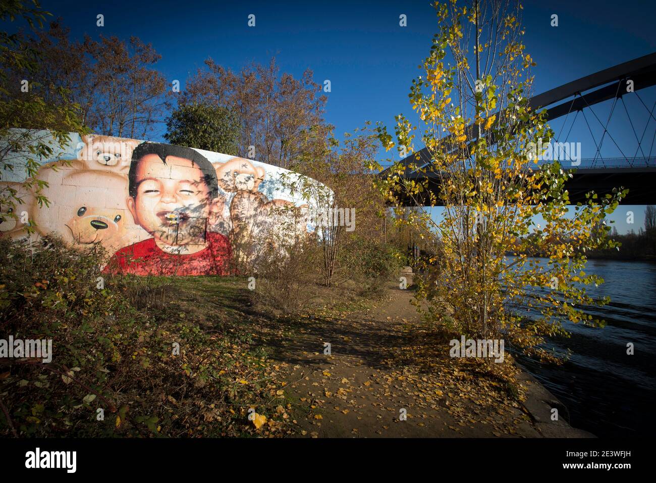 Graffiti artist Cor aka Justus Becker mural of dead Syrian boy Alan ...