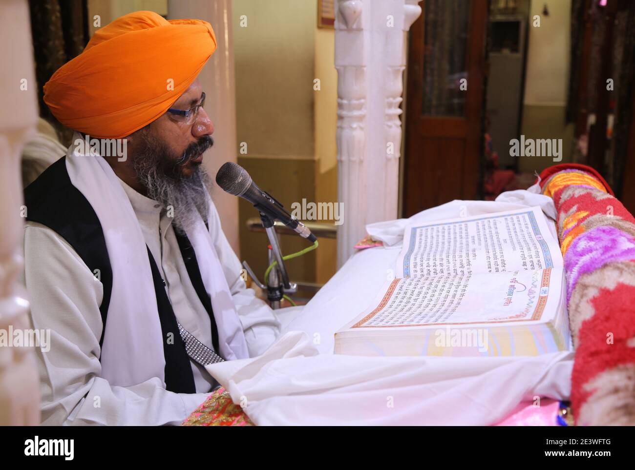 Guru granth sahib reading hi-res stock photography and images - Alamy