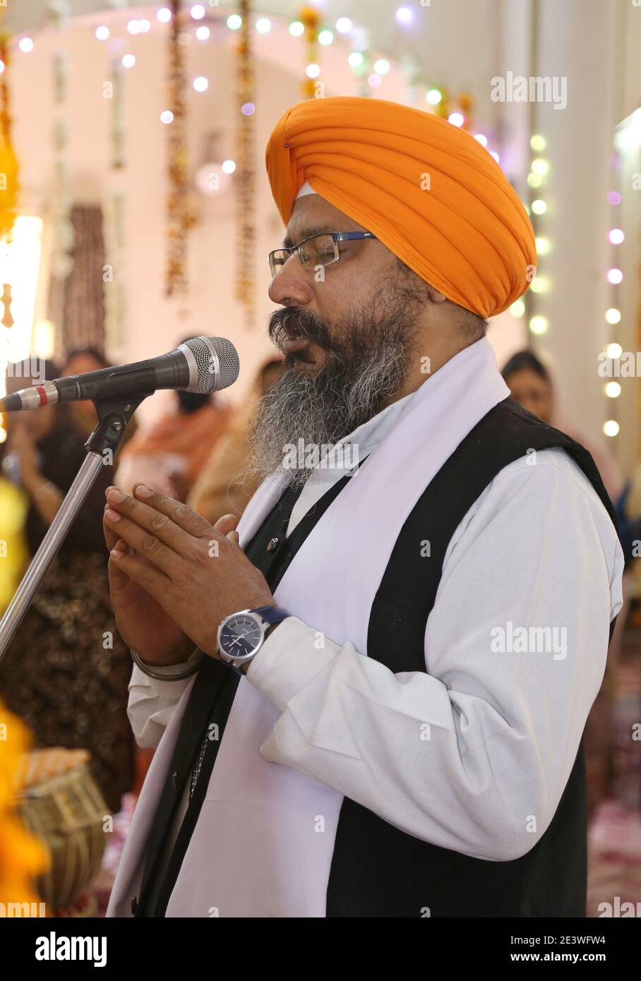 Beawar, India. 20th Jan, 2021. Sikh priest offer prayers on the ...