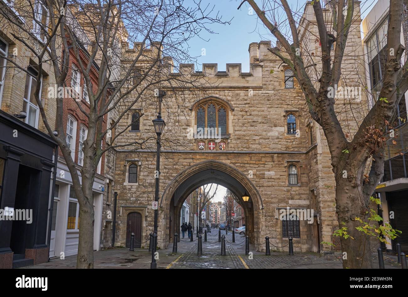Ancient tudor gate hi-res stock photography and images - Alamy