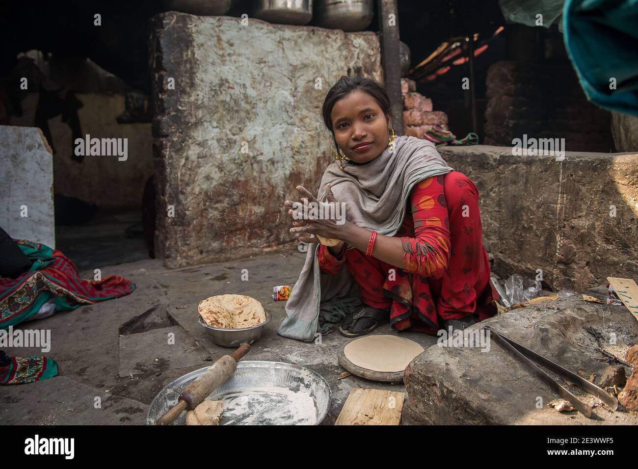 India slum cooking hi-res stock photography and images - Alamy