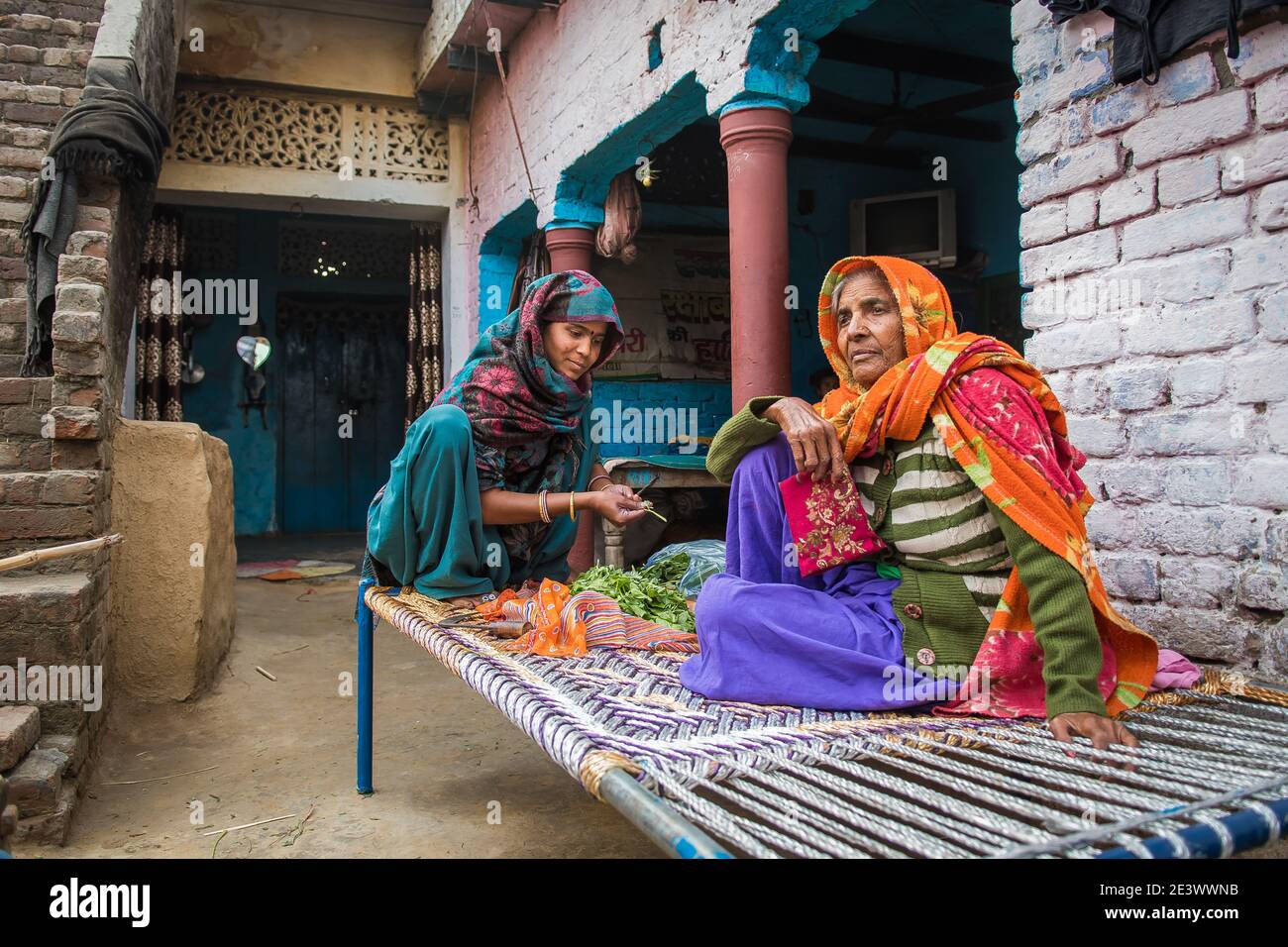 India slum cooking hi-res stock photography and images - Alamy