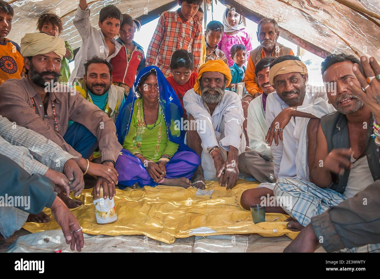 India slum cooking hi-res stock photography and images - Alamy
