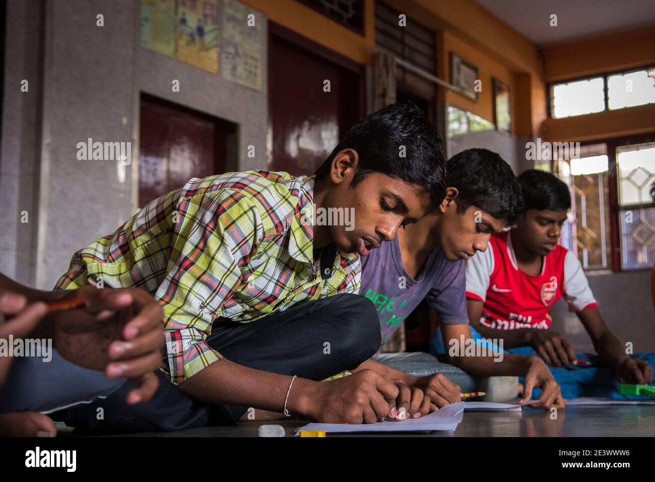 India slum cooking hi-res stock photography and images - Alamy