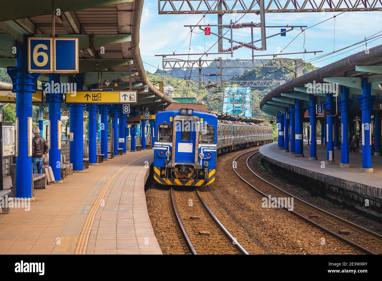 Passenger train approaching platform hi-res stock photography and ...
