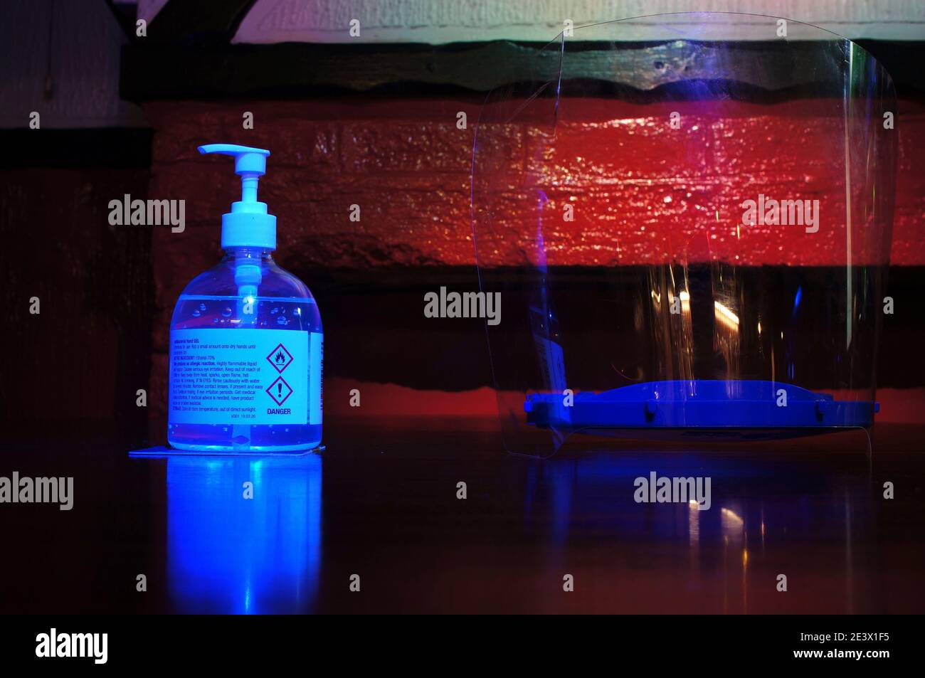 Red and purple lighting hi-res stock photography and images - Alamy