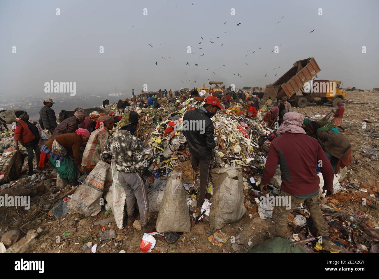Neu Delhi, India. 18th Jan, 2021. Rag pickers search for recyclable ...