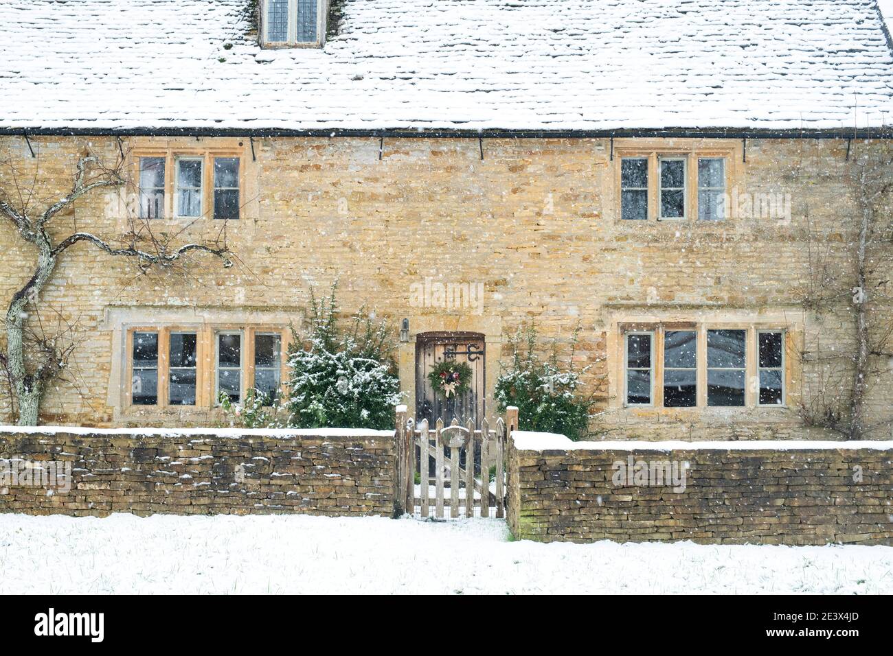 Cotswold stone cottage in the December snow. Wyck Rissington, Cotswolds ...