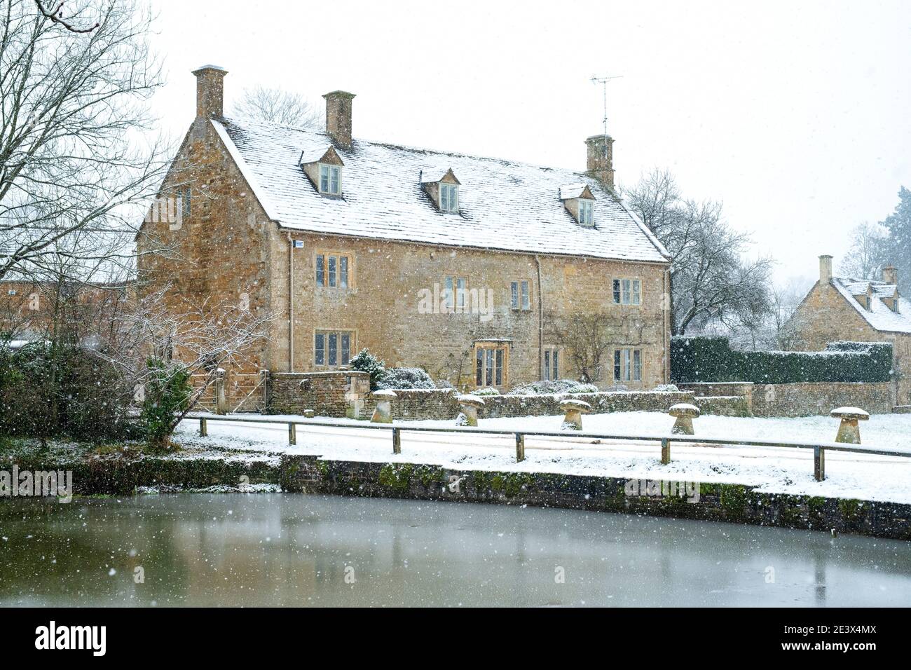 Cotswold stone house in the December snow. Wyck Rissington, Cotswolds ...