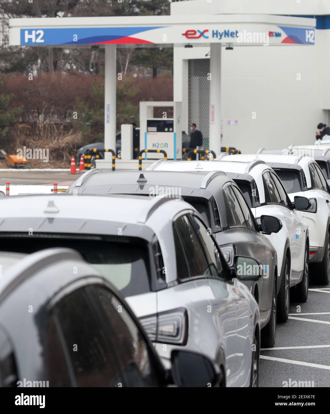 21st Jan, 2021. Hydrogen charging station Hydrogen fuel-cell cars line ...