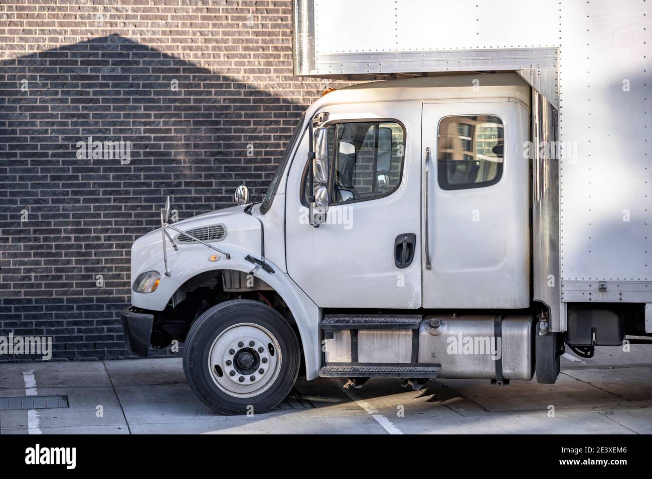 Medium rig white day cab commercial semi truck for local moving and ...