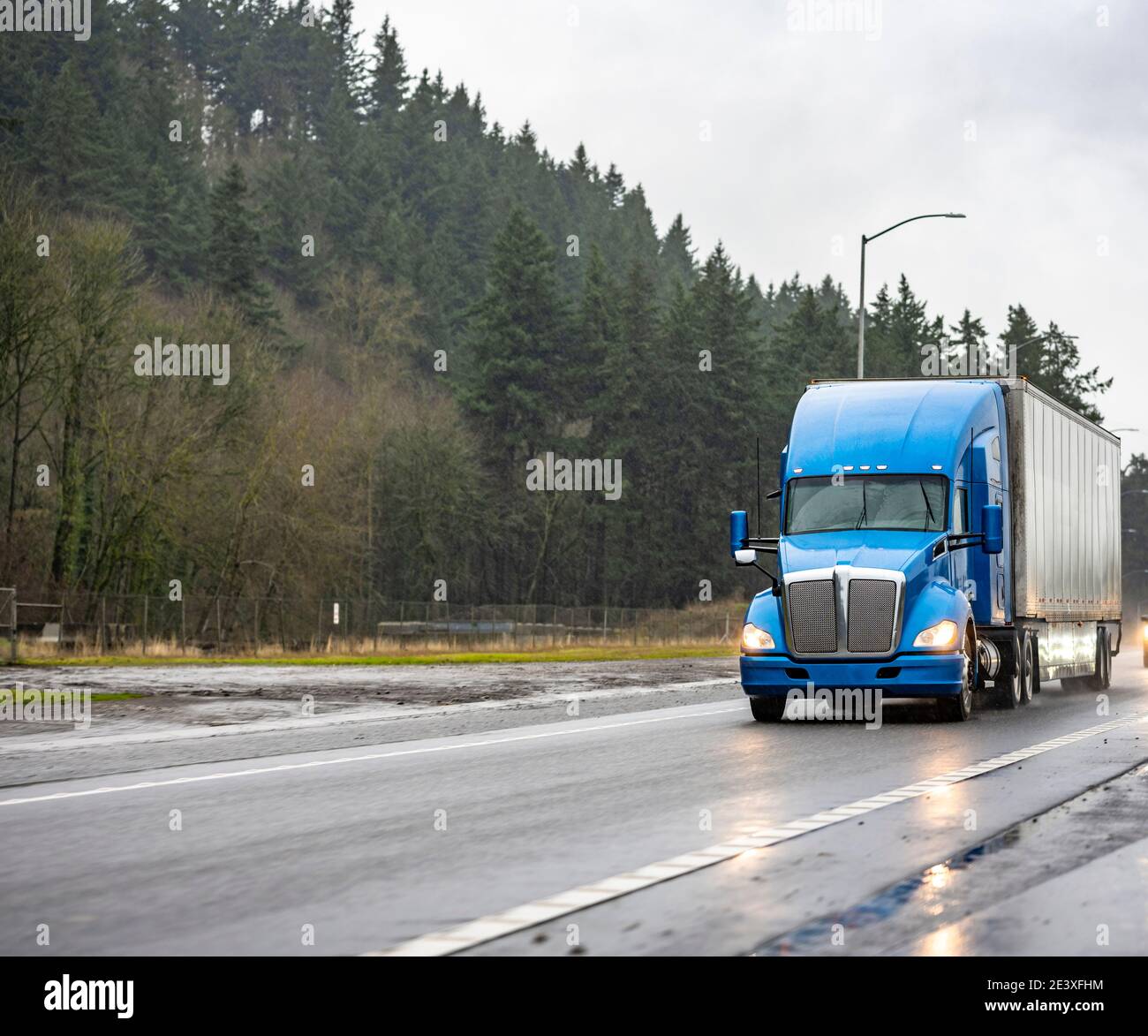 Dark blue big rig semi hi-res stock photography and images - Alamy