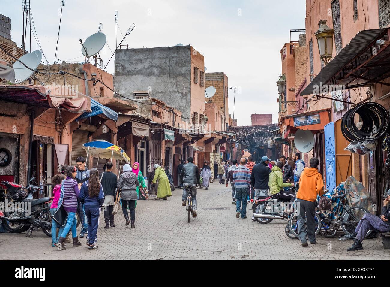 Marrakech souk & Jemaa el-Fnaa square and market place in Marrakesh's ...