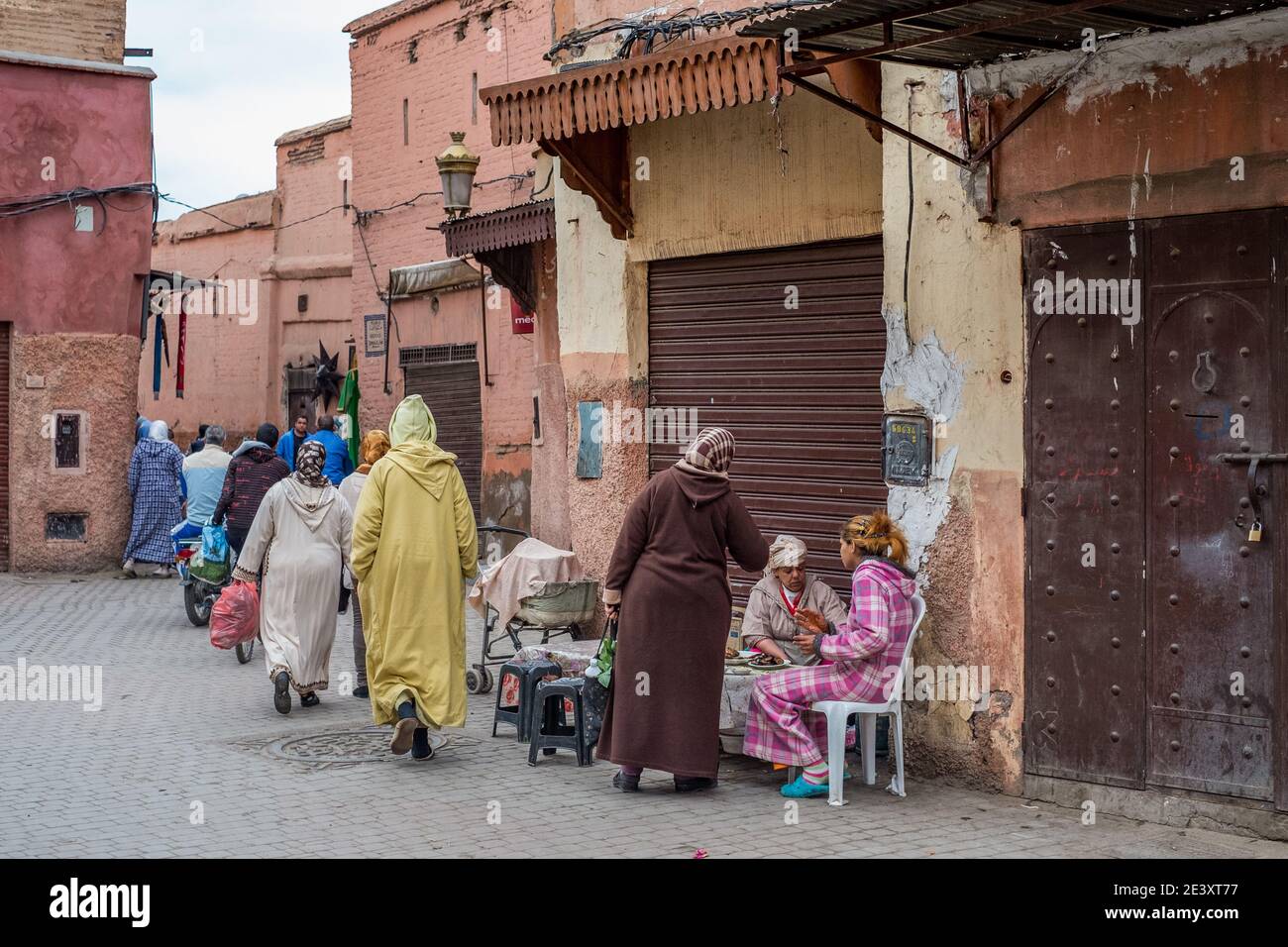 Marrakech souk & Jemaa el-Fnaa square and market place in Marrakesh's ...