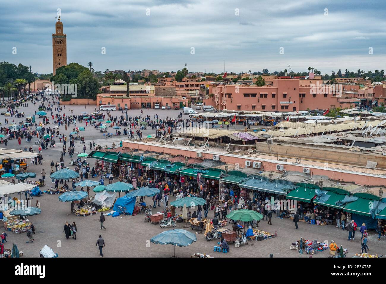Marrakech souk & Jemaa el-Fnaa square and market place in Marrakesh's ...