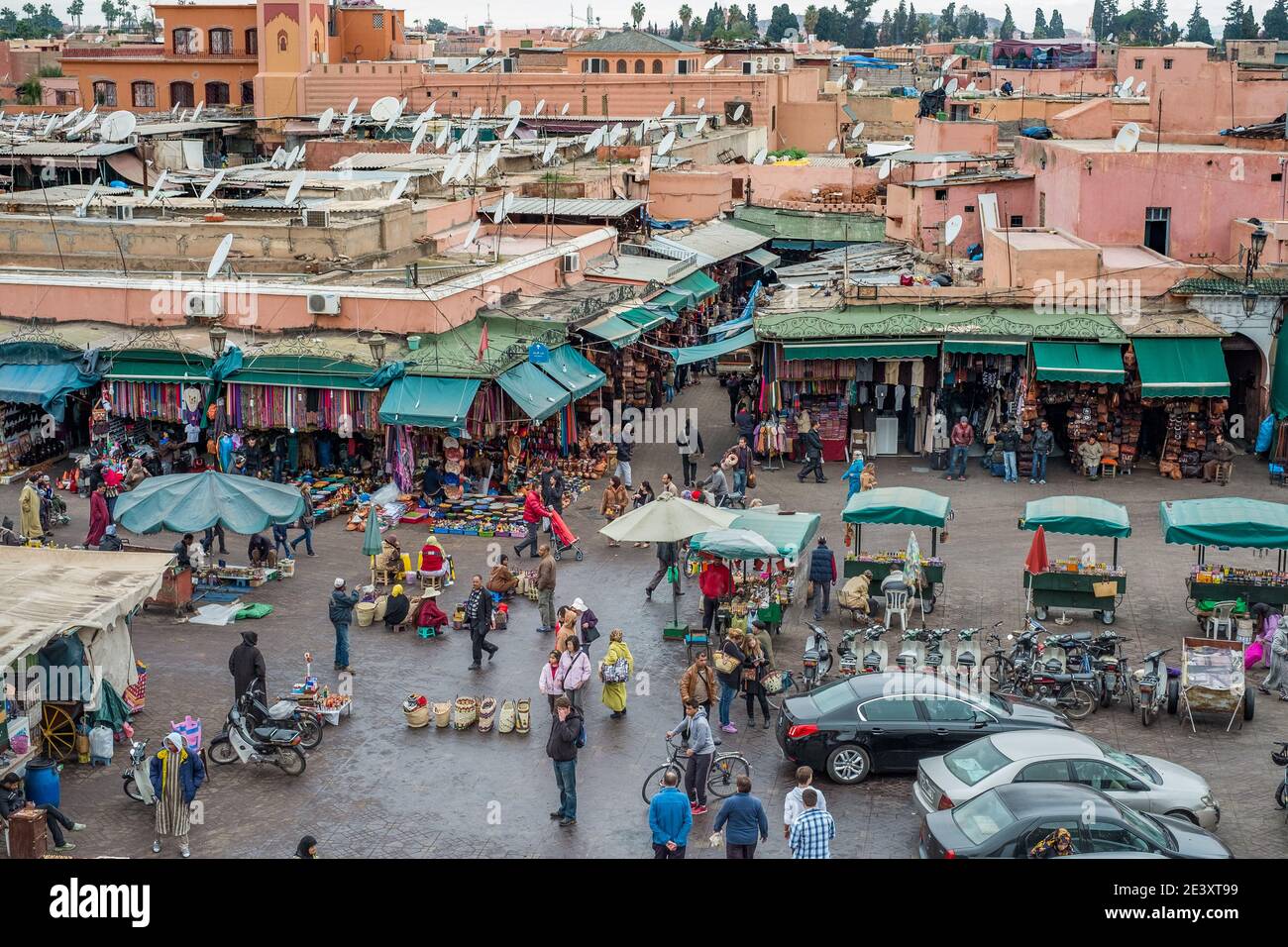 Marrakech souk & Jemaa el-Fnaa square and market place in Marrakesh's ...