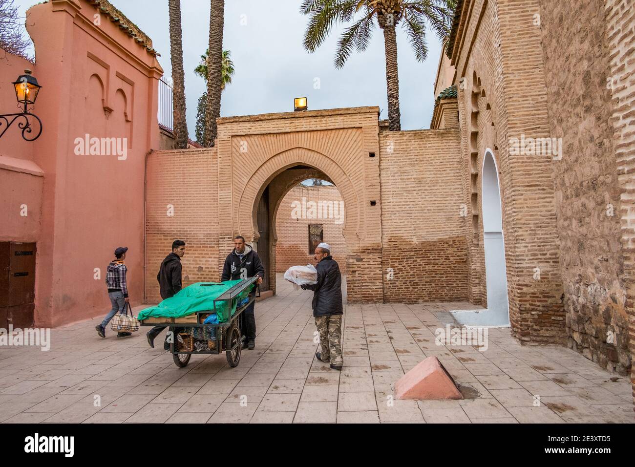 Marrakech souk & Jemaa el-Fnaa square and market place in Marrakesh's ...