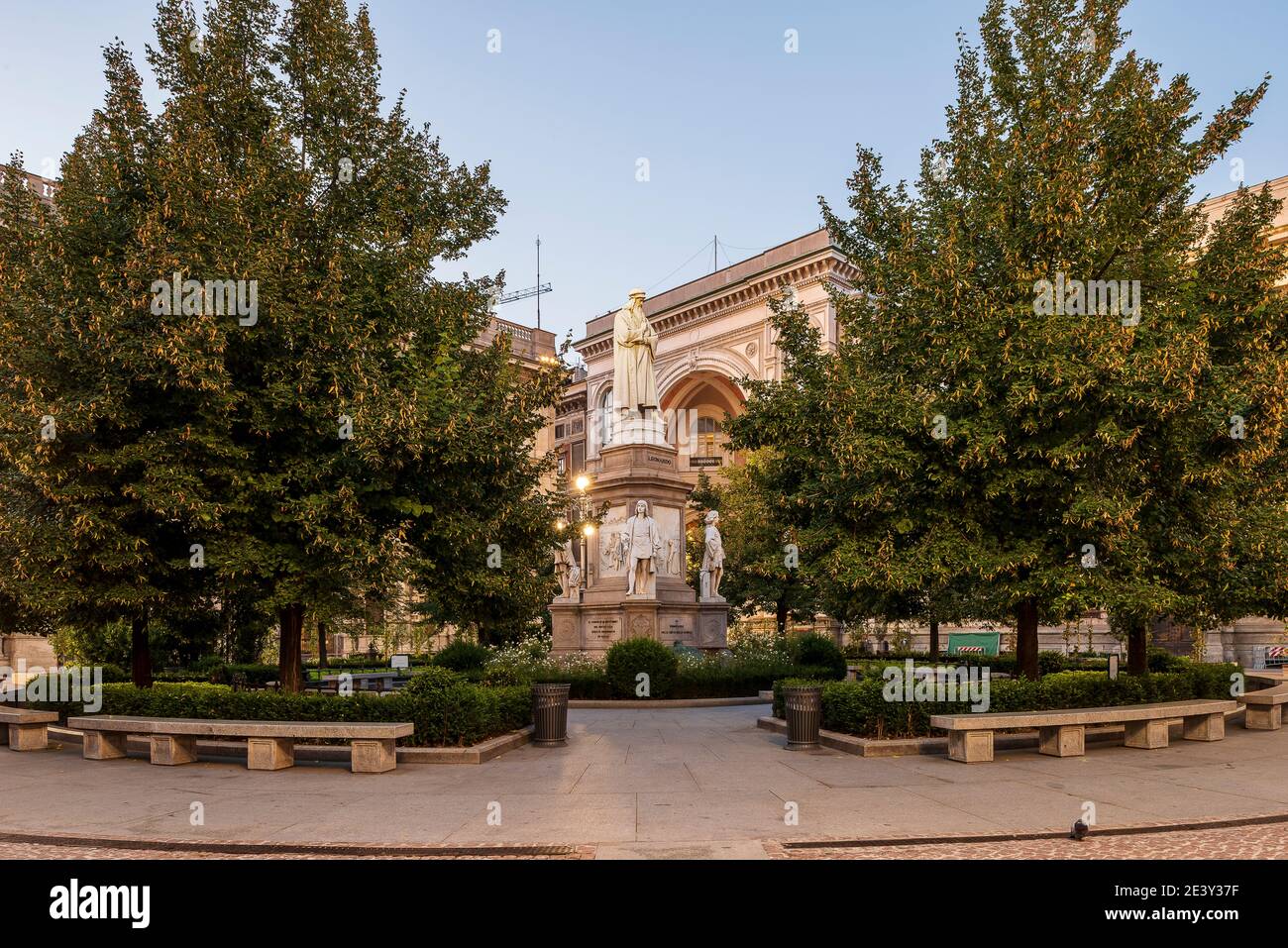 Leonardo da Vinci - Piazza della Scala Milano Italia Stock Photo - Alamy