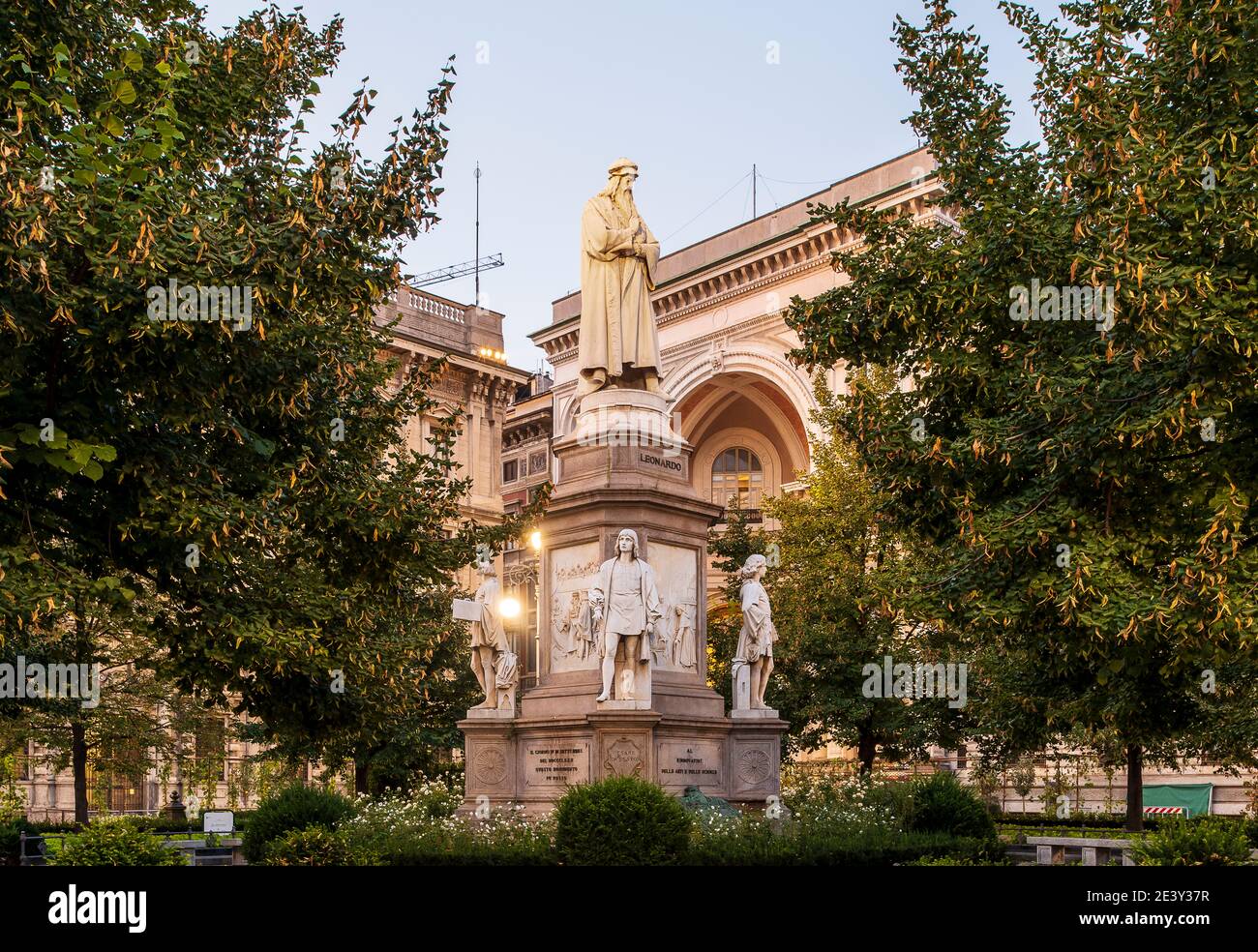 Leonardo da Vinci - Piazza della Scala Milano Italia Stock Photo - Alamy