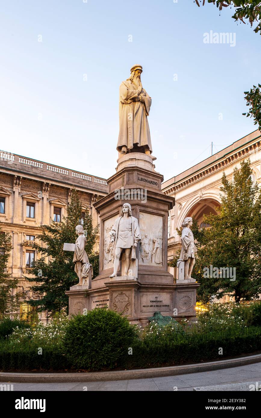Leonardo da Vinci - Piazza della Scala Milano Italia Stock Photo - Alamy