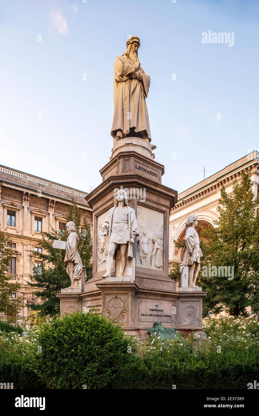 Leonardo da Vinci - Piazza della Scala Milano Italia Stock Photo - Alamy