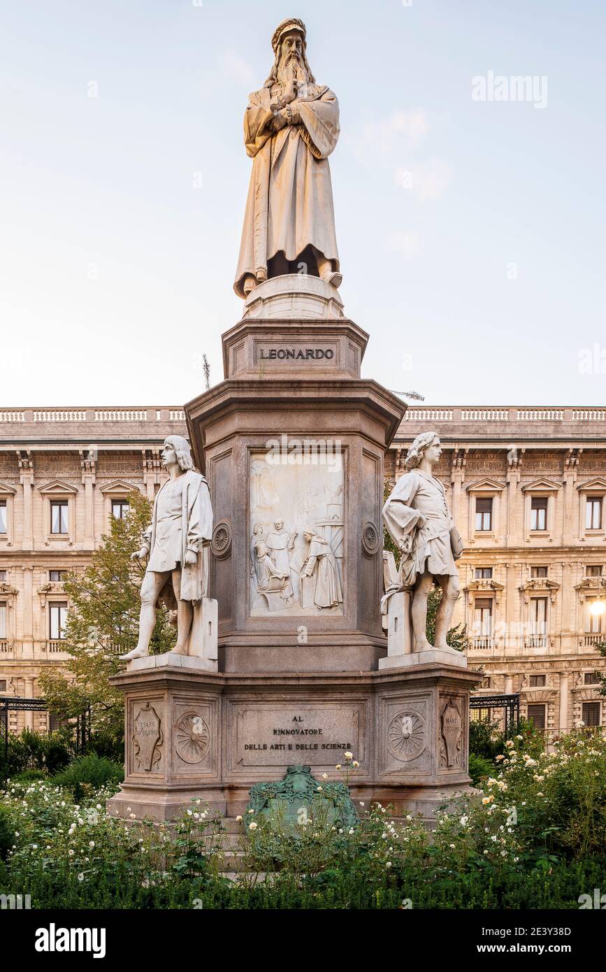Leonardo da Vinci - Piazza della Scala Milano Italia Stock Photo - Alamy