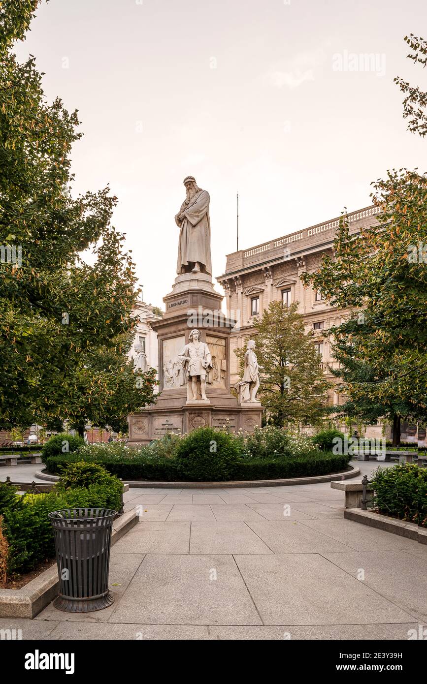 Leonardo da Vinci - Piazza della Scala Milano Italia Stock Photo - Alamy