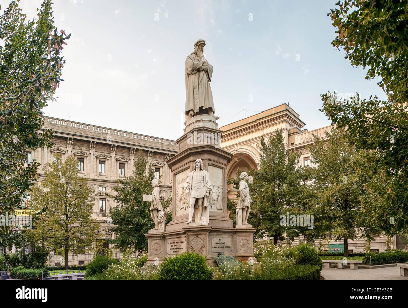 Leonardo da Vinci - Piazza della Scala Milano Italia Stock Photo - Alamy
