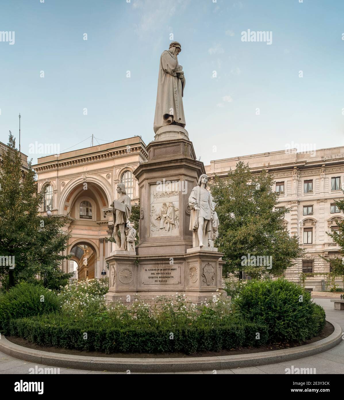 Leonardo da Vinci - Piazza della Scala Milano Italia Stock Photo - Alamy