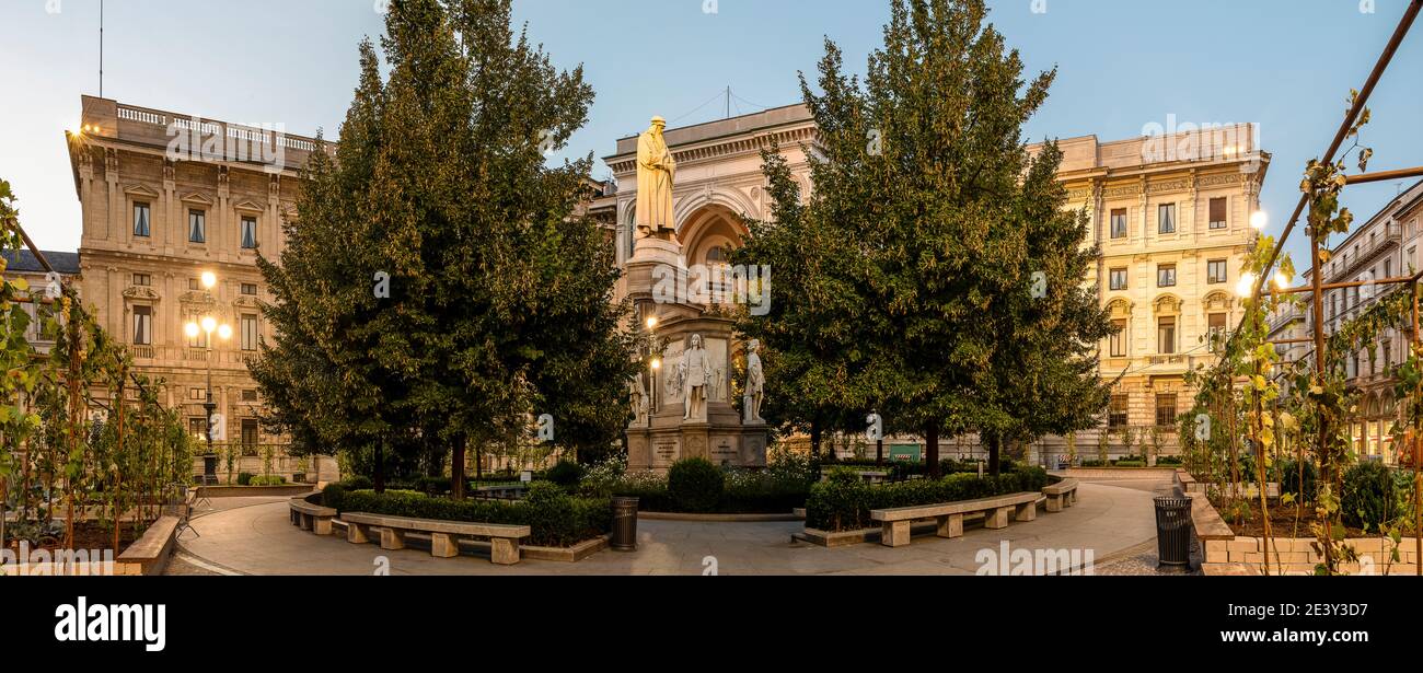 Leonardo da Vinci - Piazza della Scala Milano Italia Stock Photo - Alamy