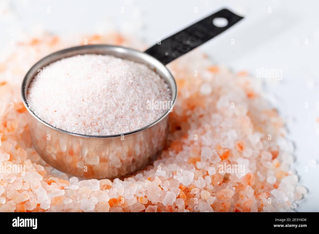 Powder Himalayan pink salt in measuring cup. Food background Stock ...