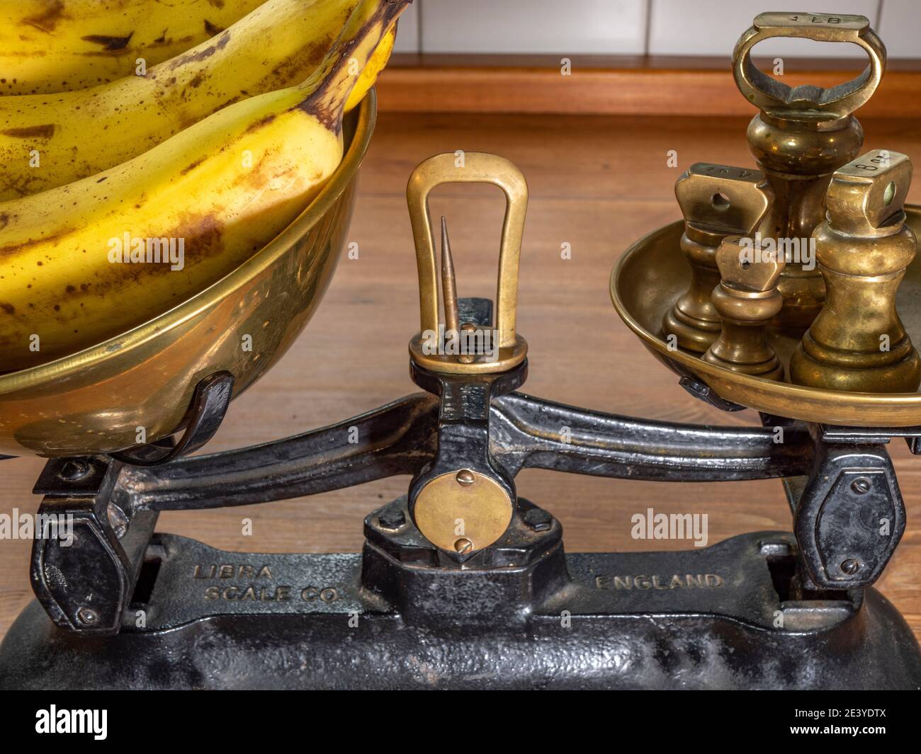Balancing scales hi-res stock photography and images - Alamy