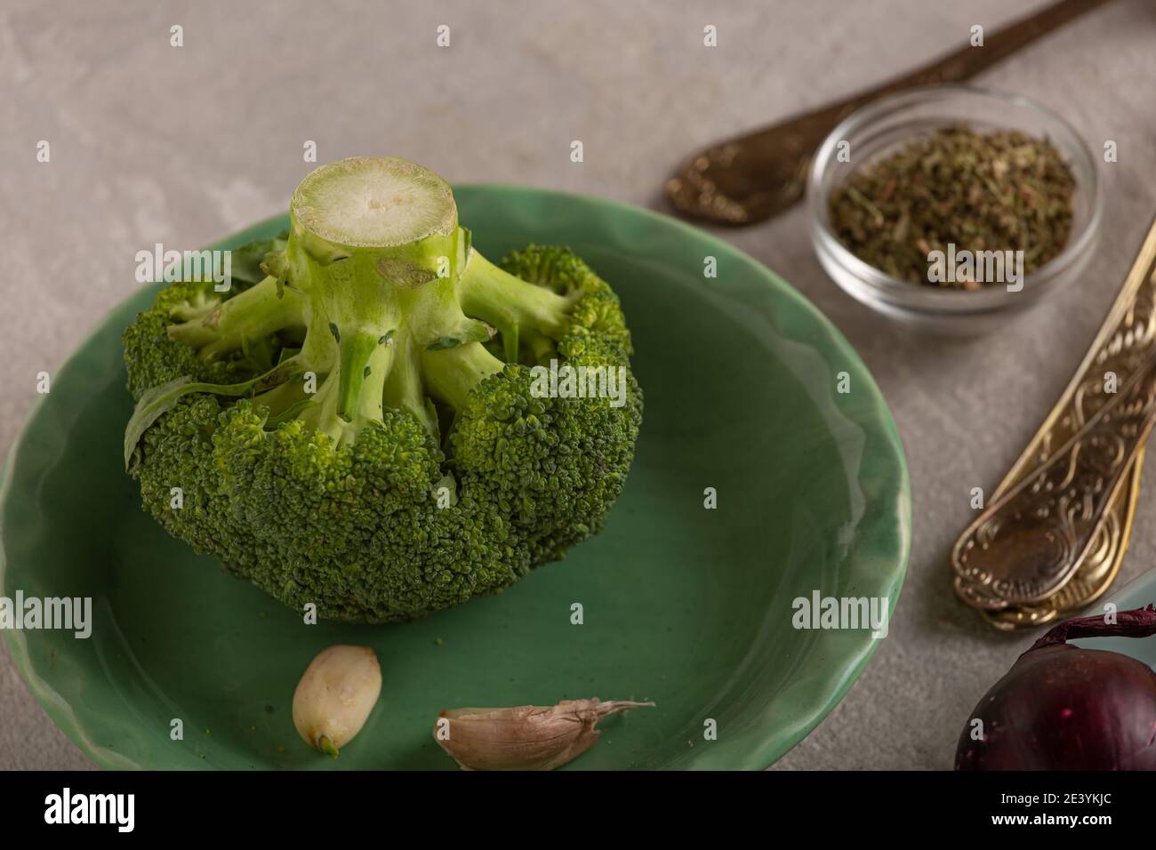Broccoli on kitchen table of vegetarian cuisine Stock Photo - Alamy