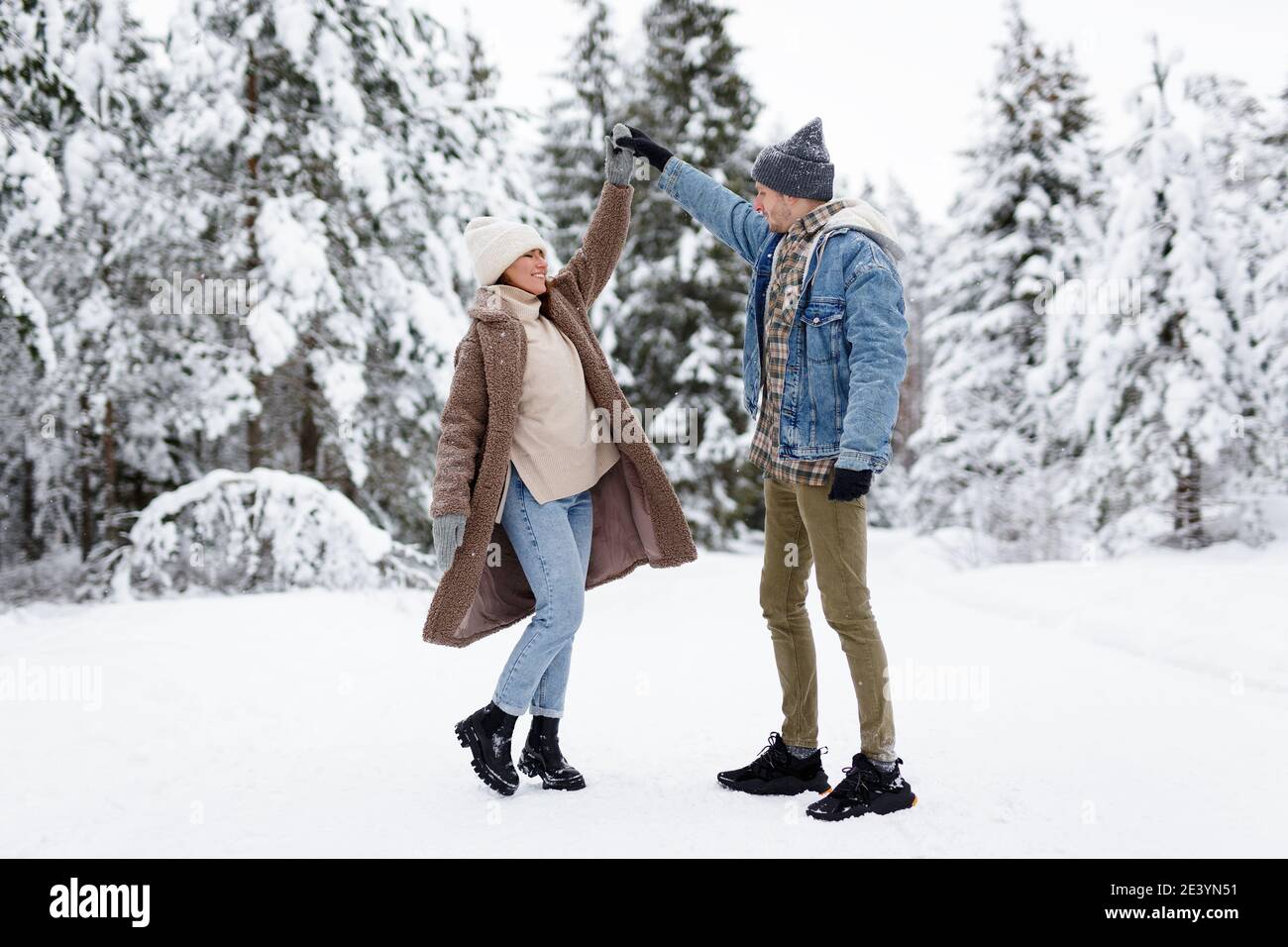 Couple dancing in snow hi-res stock photography and images - Alamy