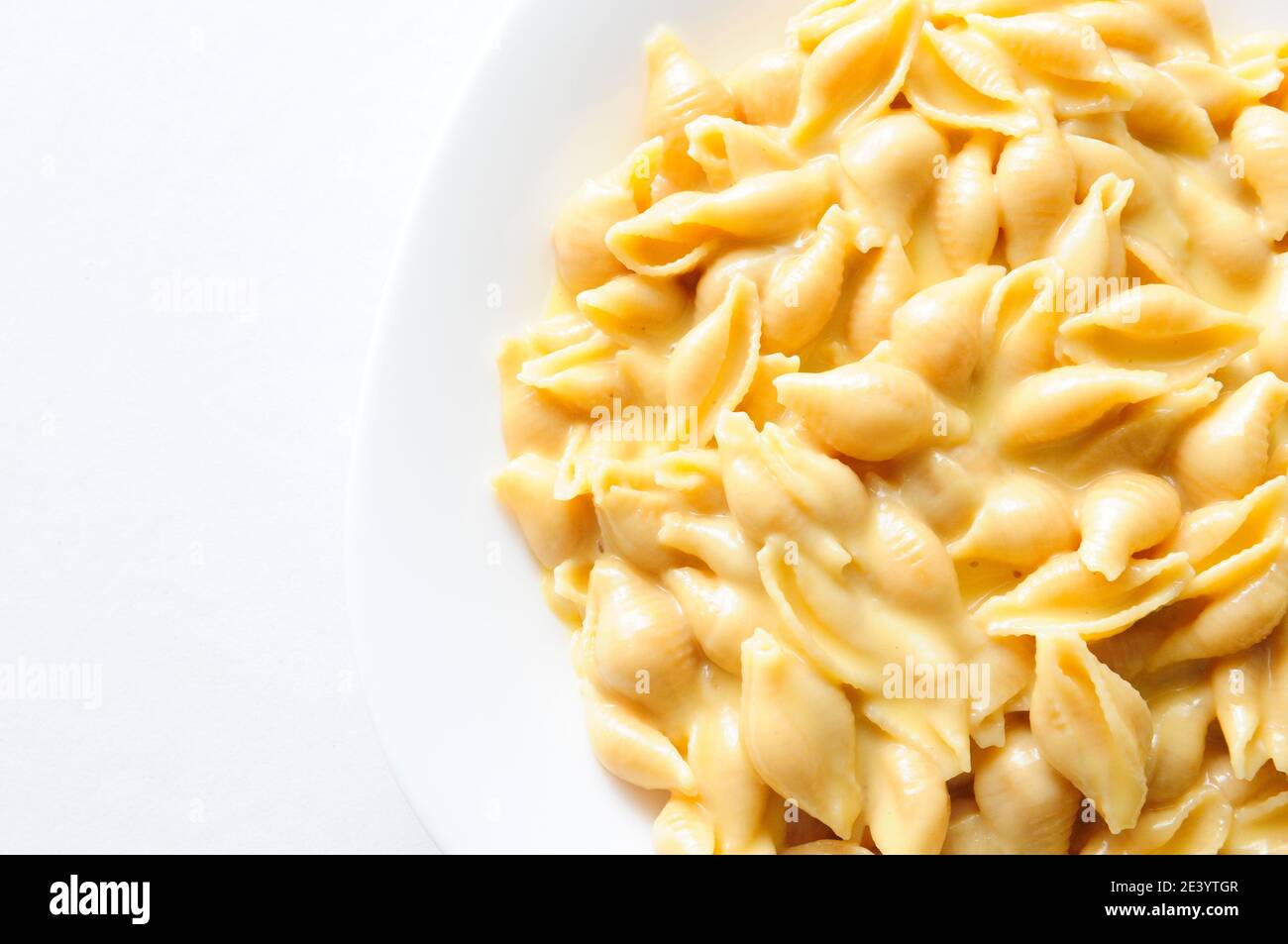 Shell pasta in a decadent creamy alfredo sauce Stock Photo - Alamy