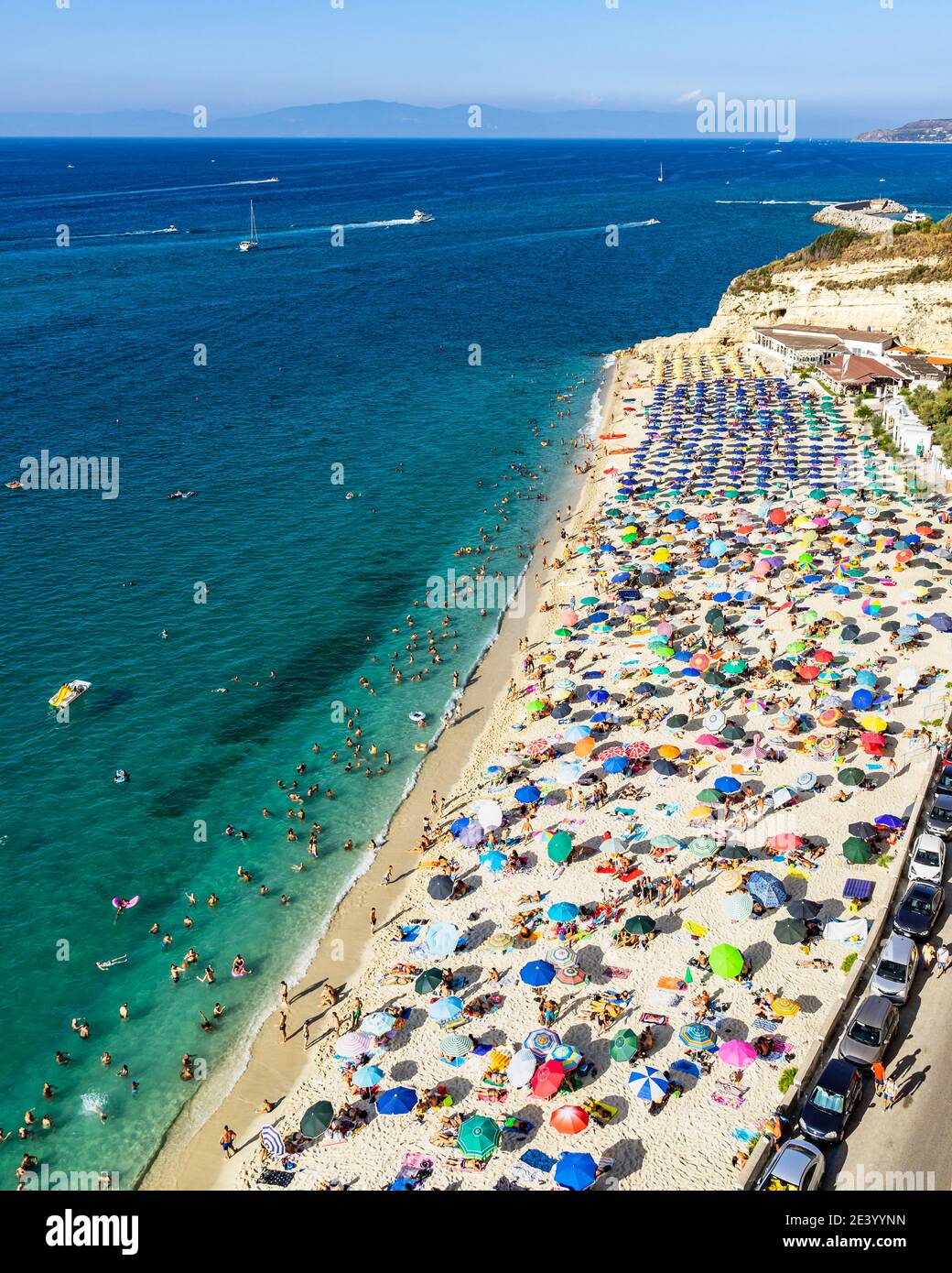 Crowded full beach vacationers hi-res stock photography and images - Alamy