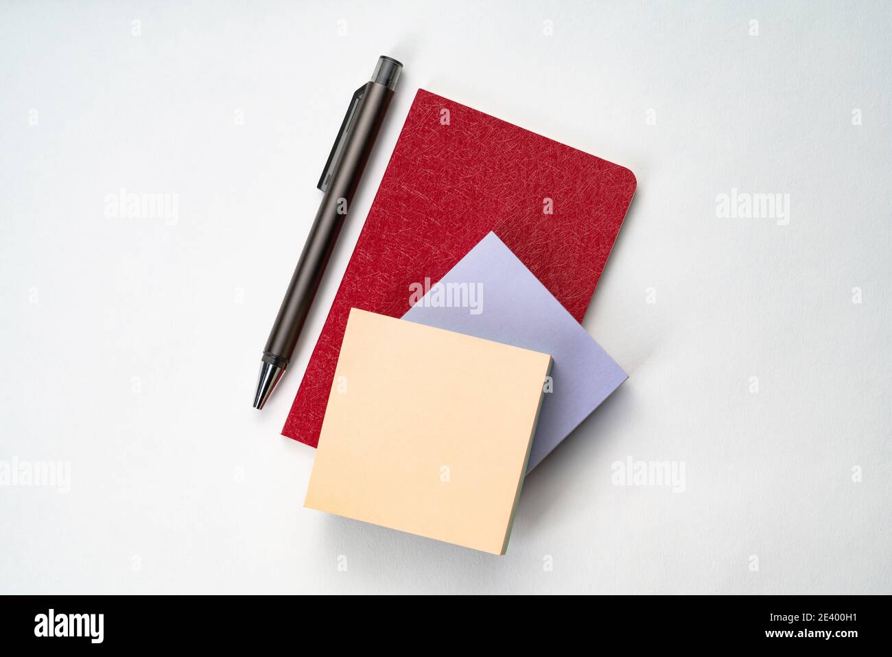 Topview of notebook with pen and sticky note Stock Photo - Alamy