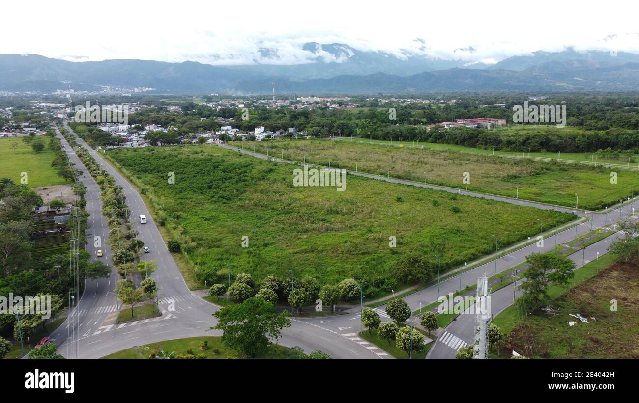 Intersecting roads hi-res stock photography and images - Alamy