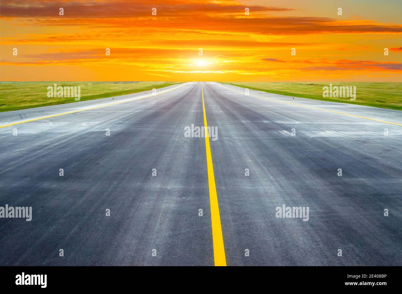 Runway road goes horizon hi-res stock photography and images - Alamy